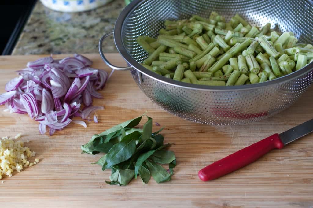 Long Beans Stir Fry (Achinga Payar Mezhukkupuratti) Recipe